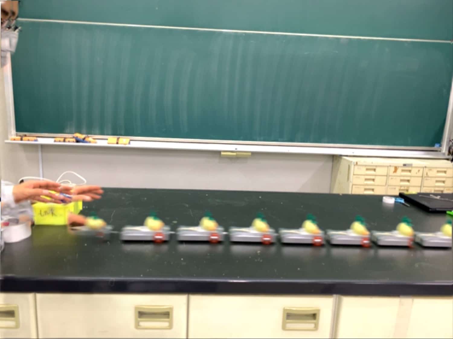 物体の運動（水平面・斜面・落下）のストロボ写真とそのビデオ解析について 科学のネタ帳