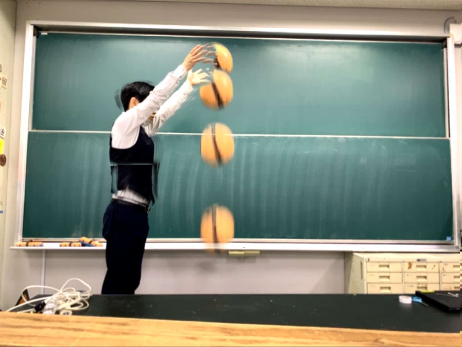 物体の運動（水平面・斜面・落下）のストロボ写真とそのビデオ解析について 科学のネタ帳